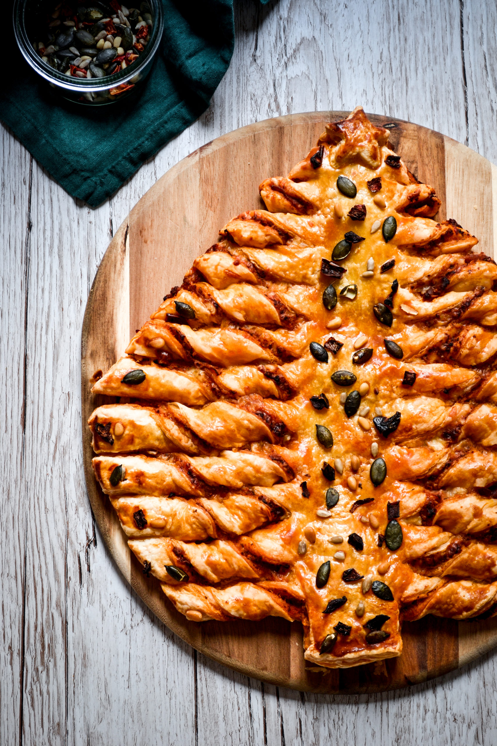 Sapin feuilleté pesto rouge, jambon cru, fromage - Mauricette French Food